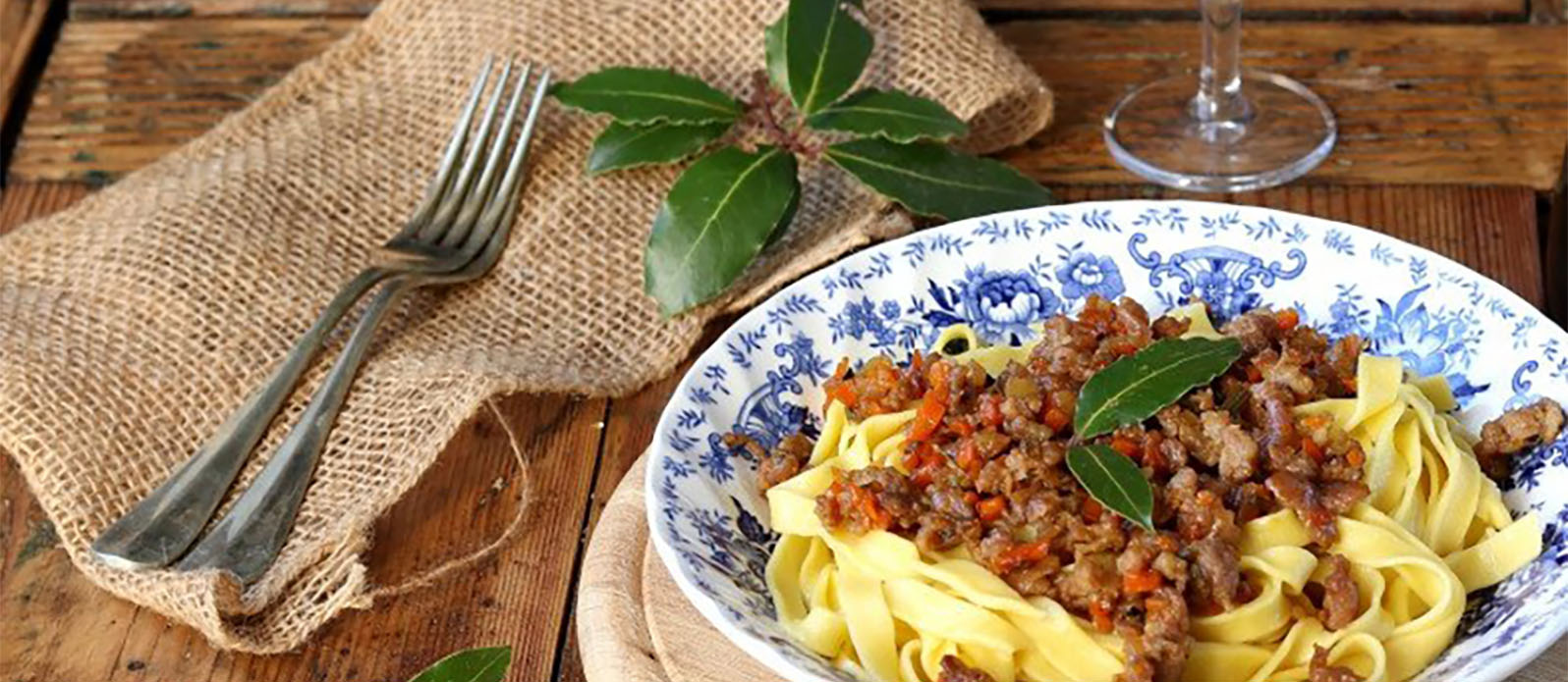 Tagliatelle au ragù bianco et sauce soja | Recette | Kikkoman