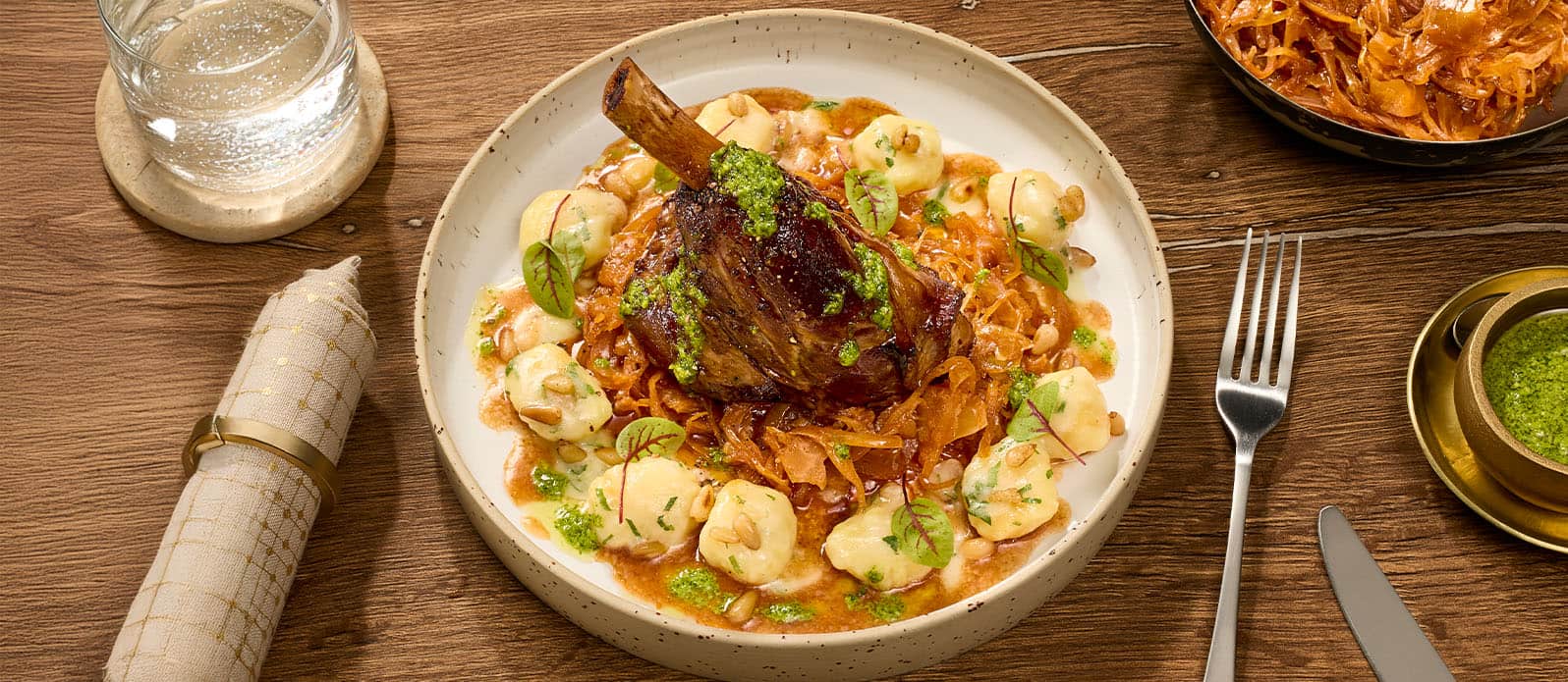 Souris d’agneau avec choucroute et gnocchi au parmesan | Recette | Kikkoman